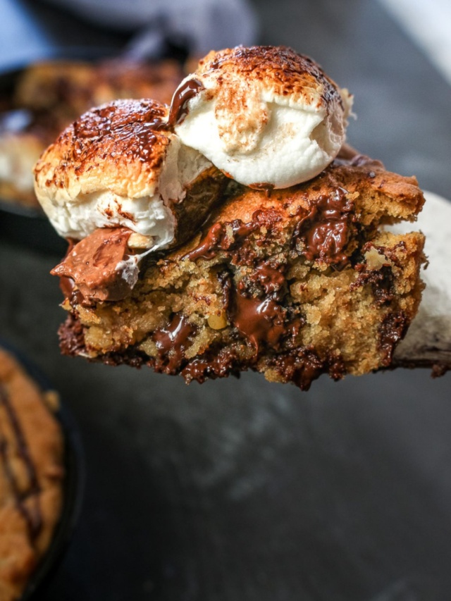 Mini Skillet Chocolate Marshmallow Cookies - Worldly Treat