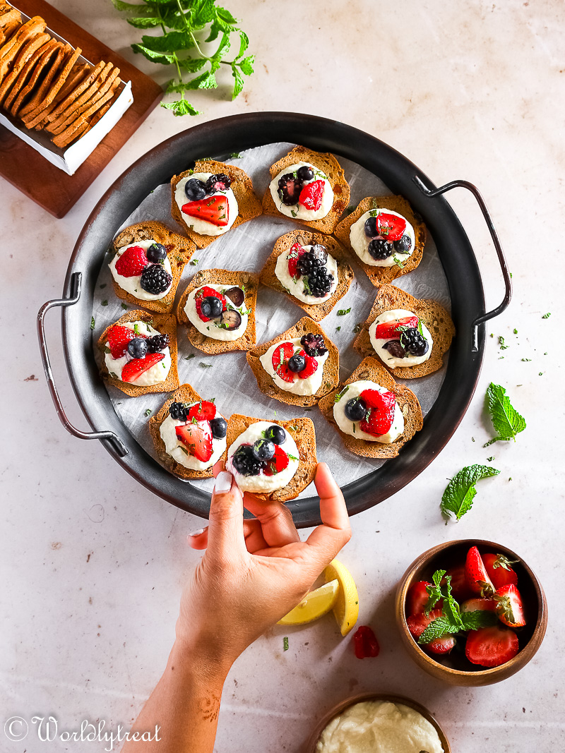 Cracker Crisps with Mascarpone and berries - Worldly Treat
