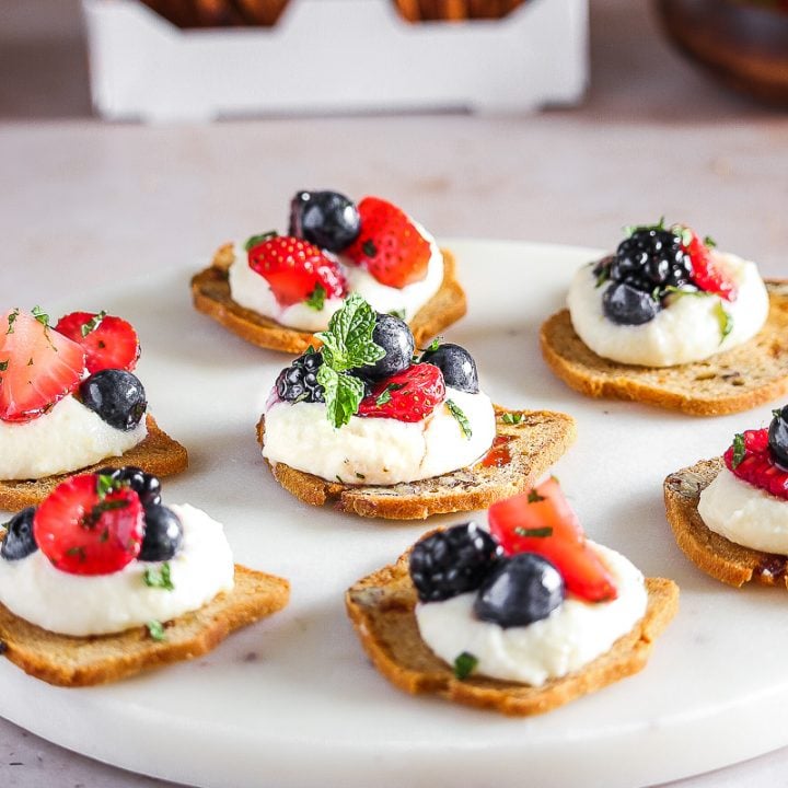 Cracker Crisps with Mascarpone and berries - Worldly Treat